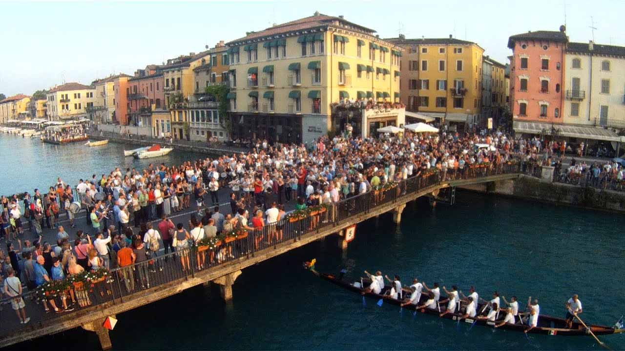 Blues Brothers Flash Mob In Italy