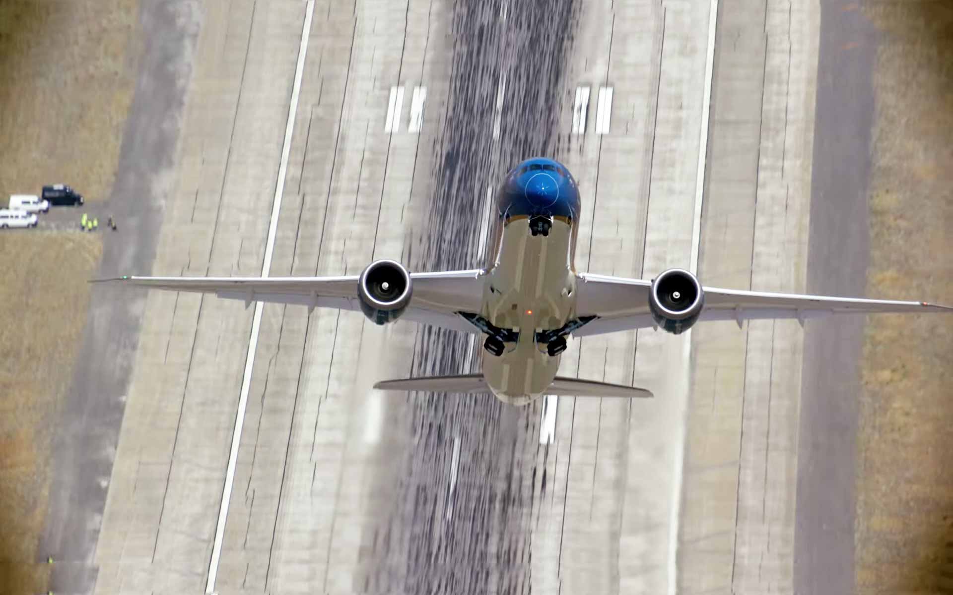 Boeing 787-9 Dreamliner Impressive Take Off