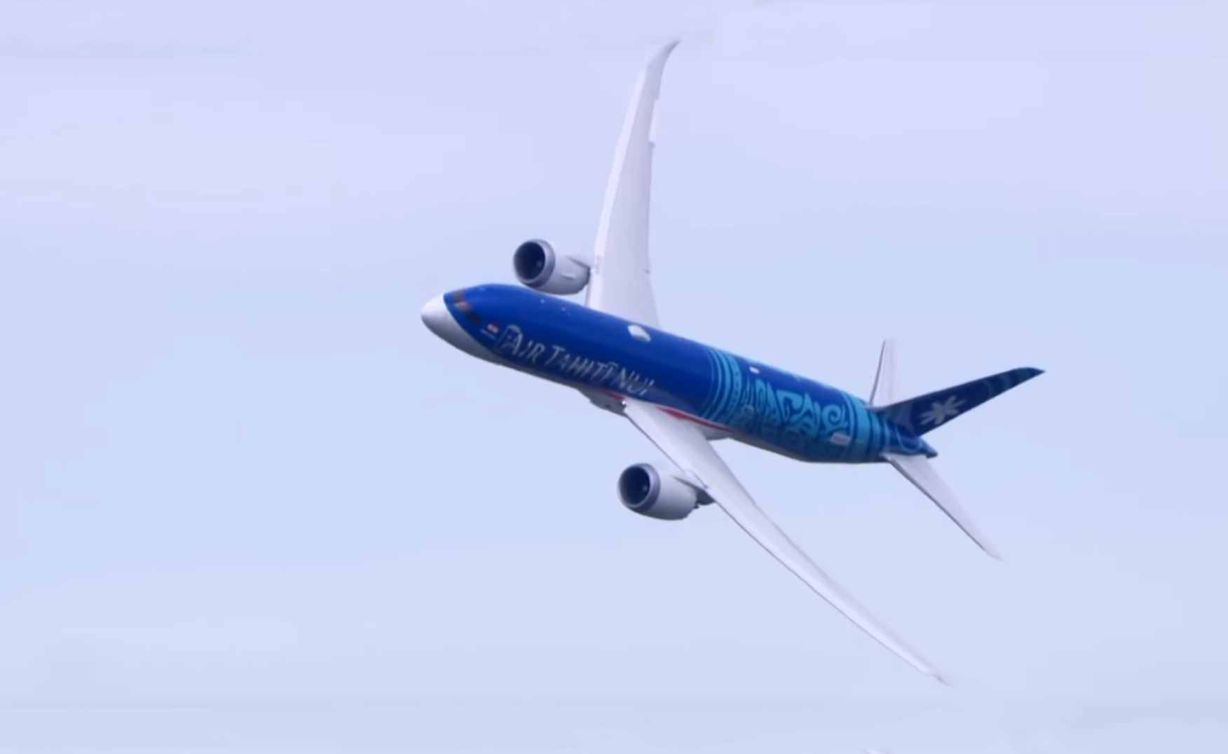 Flight Of The Boeing 787-9 Dreamliner - Paris Air Show 2019