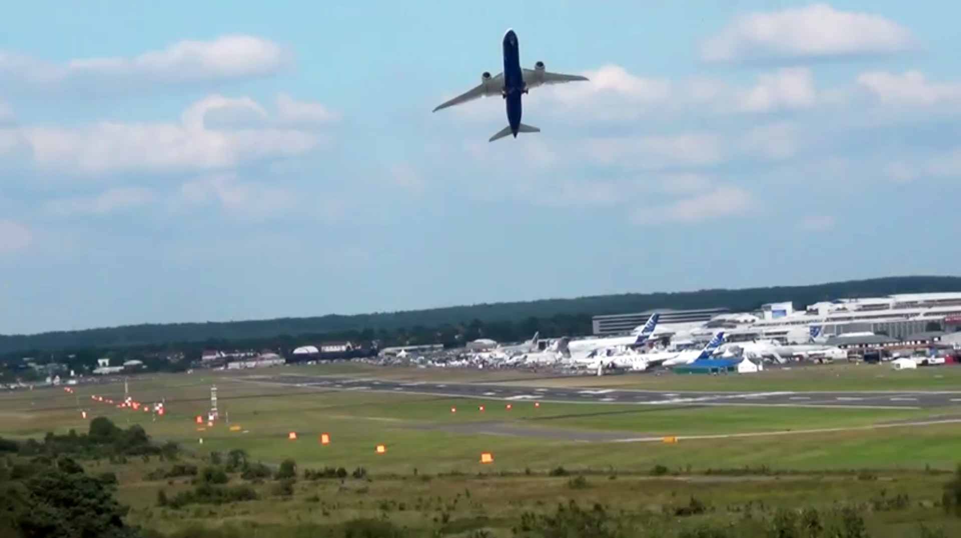 Boeing 787-9 Dreamliner Vertical Climb Take-Off