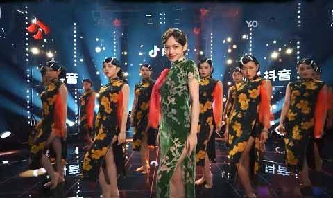 Enthralling Elegance: Cheng Xiao's Mesmerizing Qipao Dance