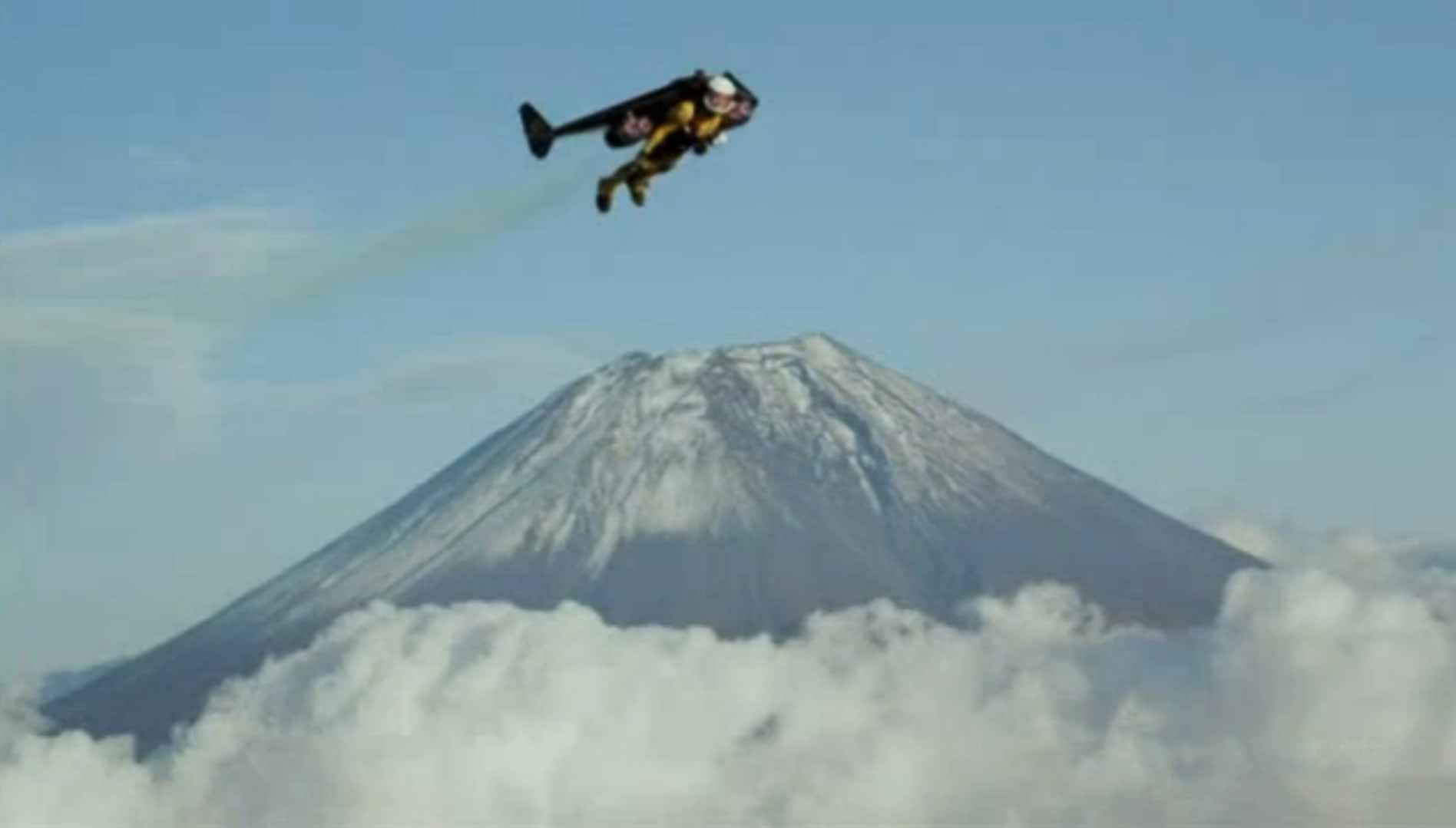 'Jetman' Yves Rossy Circles Mount Fuji In A Jet Pack